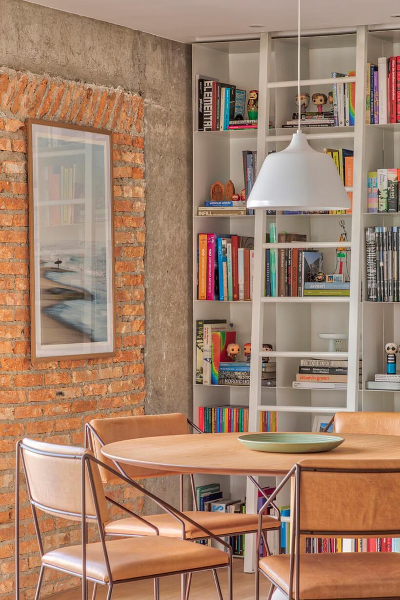 Paredes descascadas e integração de ambientes rejuvenescem o apê