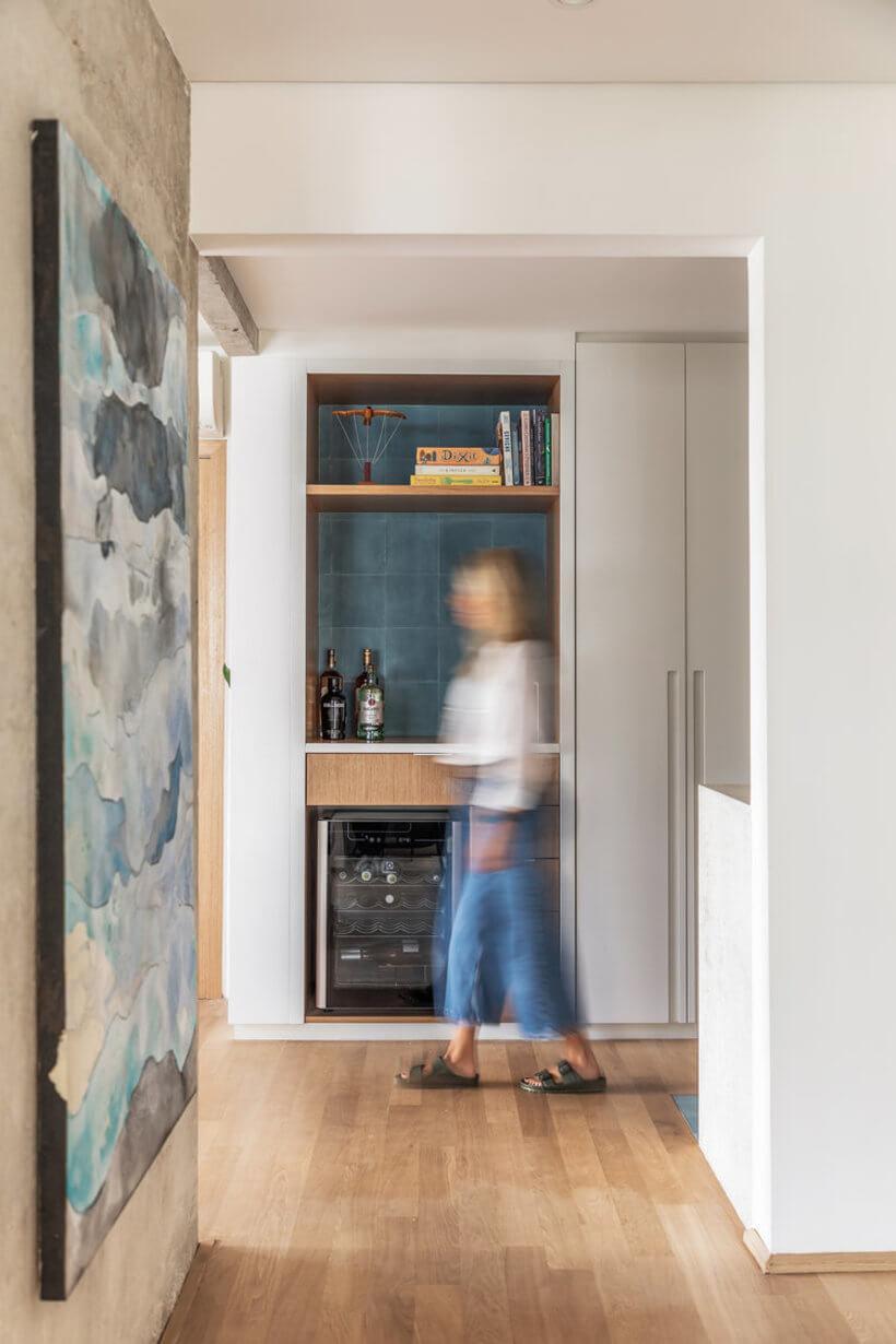 Paredes descascadas e integração de ambientes rejuvenescem o apê
