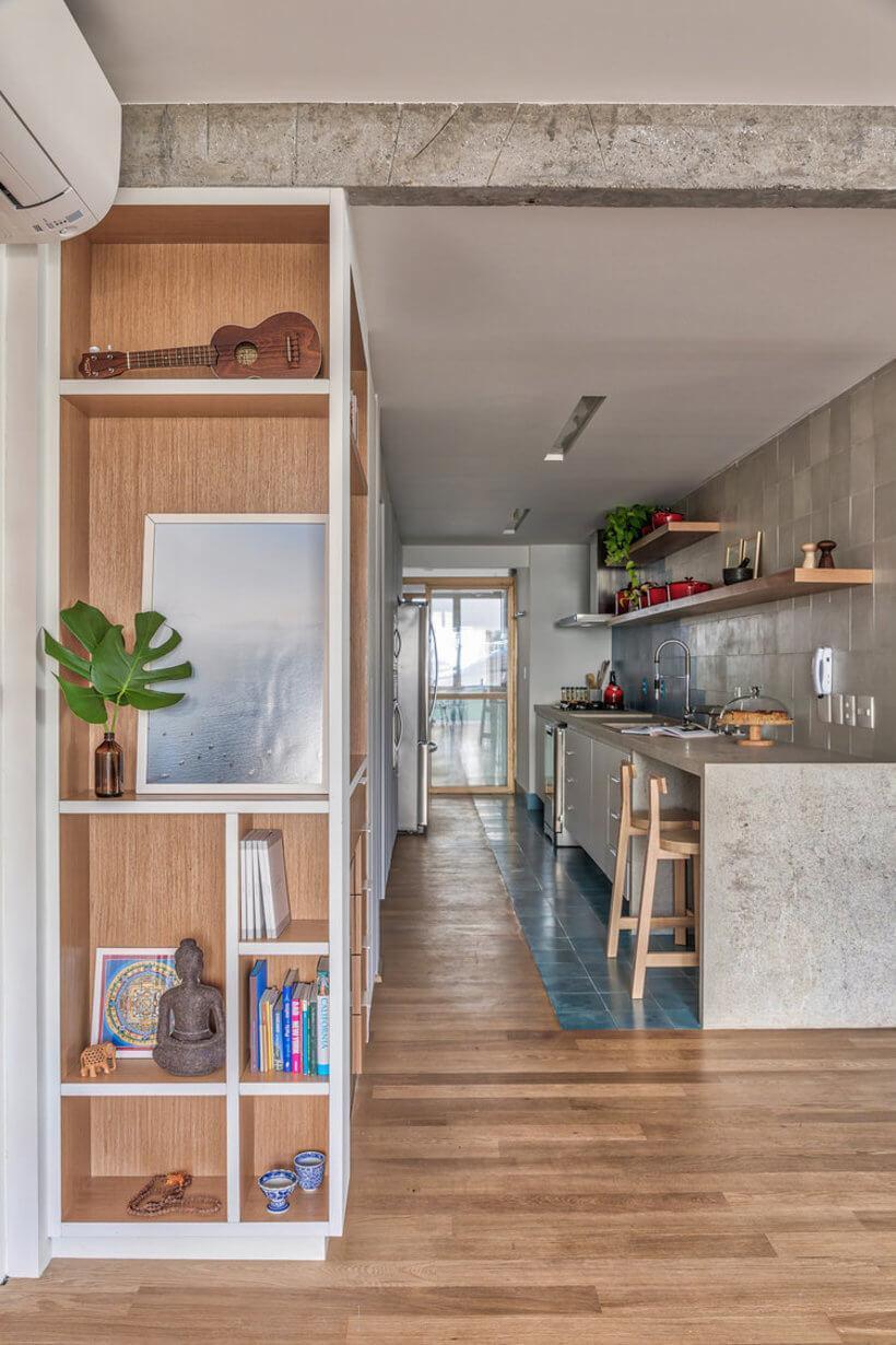 Paredes descascadas e integração de ambientes rejuvenescem o apê