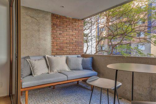 Paredes descascadas e integração de ambientes rejuvenescem o apê