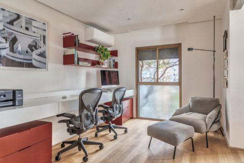 Paredes descascadas e integração de ambientes rejuvenescem o apê
