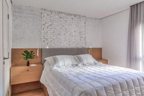 Paredes descascadas e integração de ambientes rejuvenescem o apê