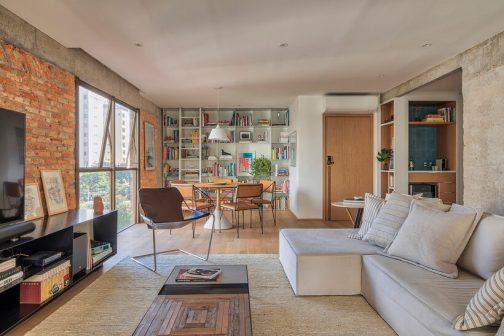 Paredes descascadas e integração de ambientes rejuvenescem o apê